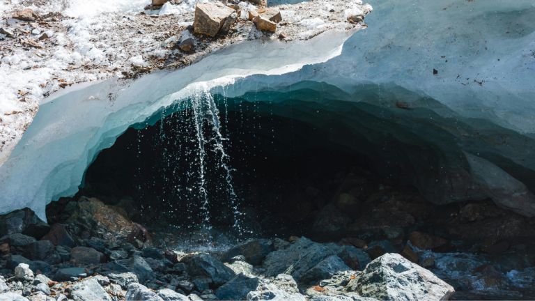 Why Iceland’s Ice Caves are Changing: the Impact of Melting Glaciers ...
